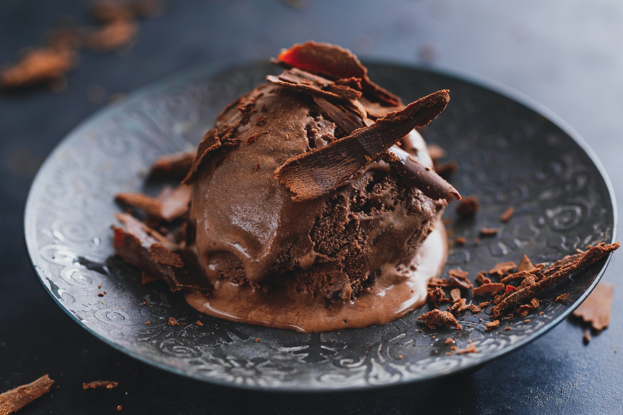 Dark chocolate ice cream with chocolate chunks – Kreativ zurück ins Leben